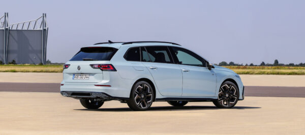 VW Golf 8 Facelift Vorverkauf beginnt - Preise ab 27.180 € | carwow.de