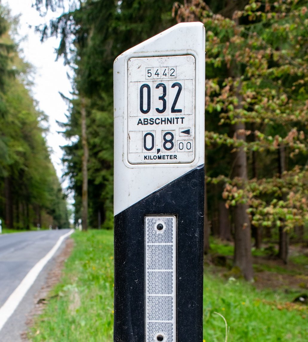 Leitpfosten: Abstand und Bedeutung der Zeichen | carwow.de