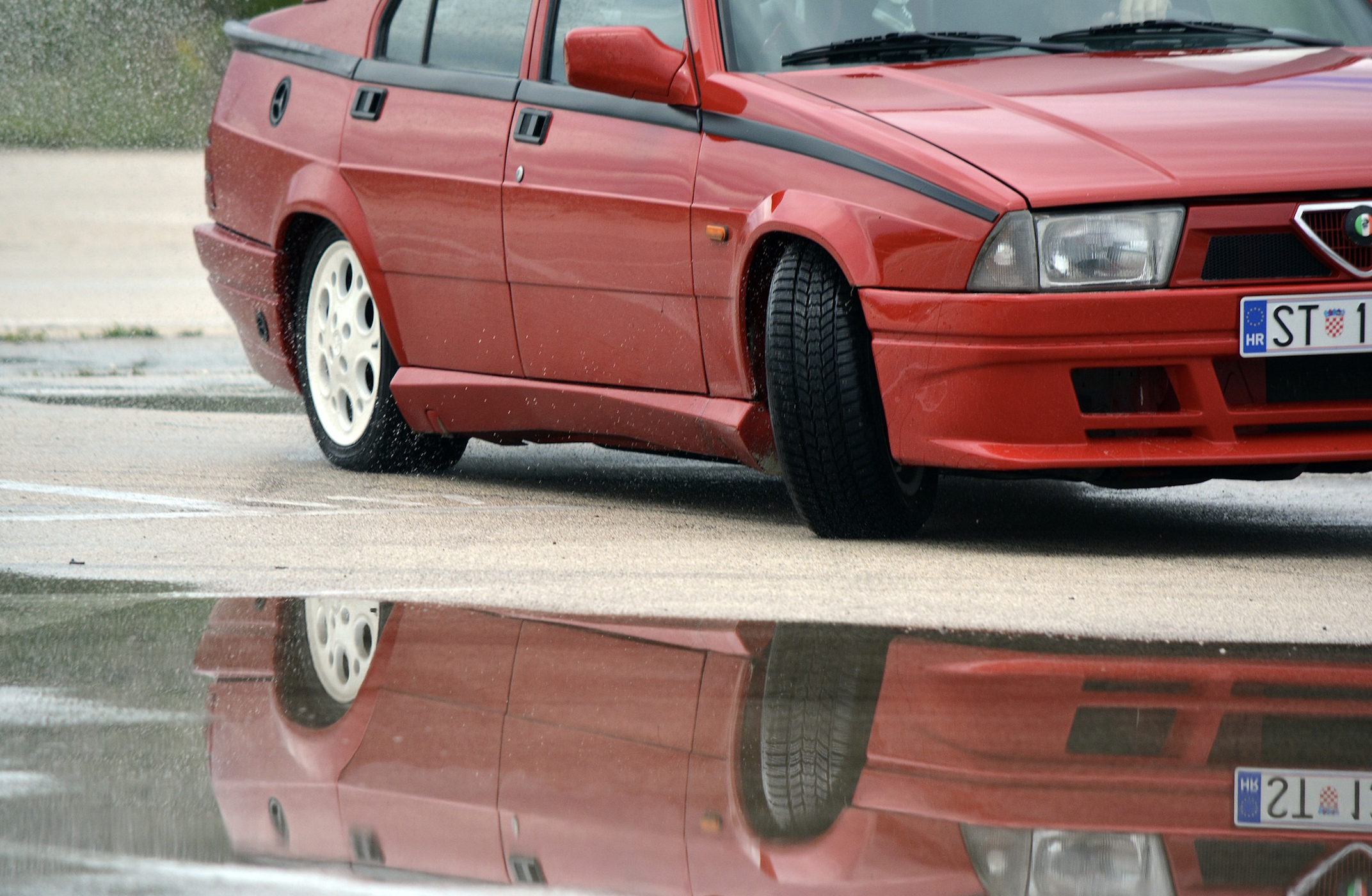 (Un)sichere Kurvenfahrt: Was ist untersteuern und übersteuern? | carwow.de